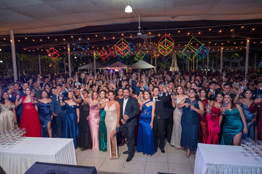 Dos 8 | Graduación bachi 5, 6 y 20 de La UDC