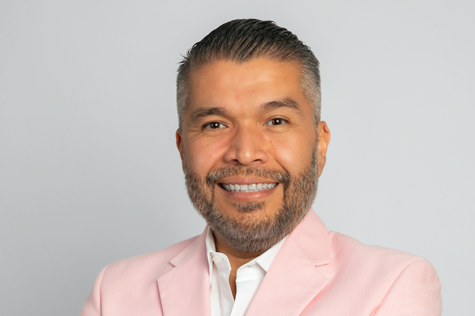 Dos 8 | Conoce al Dr. César Villalobos